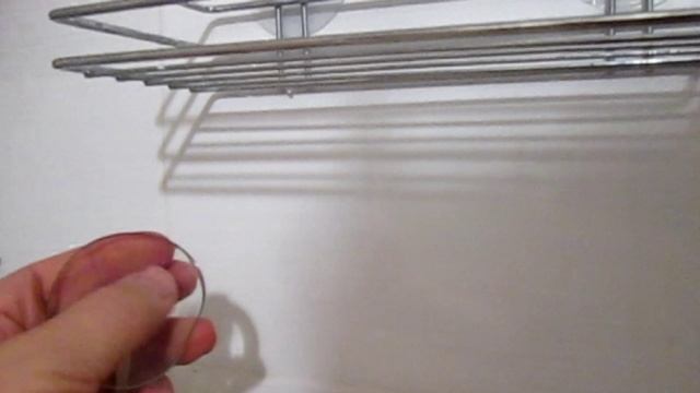 что делать если присоски держащие полочку постоянно отклеиваютя