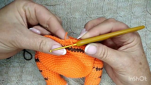 протягиваем по вязанию коричневую нить.mp4