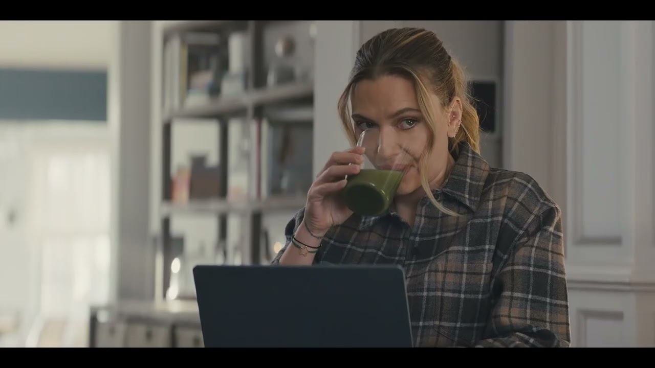 Скарлетт Йоханссон и Колин Джост  (SuperBowlLVI Ad по версии Кураж-Бамбей)