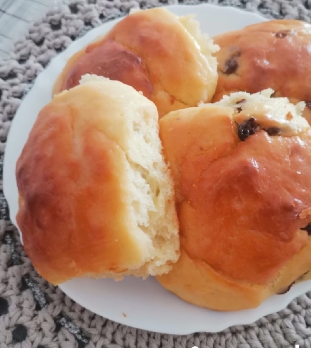 Булочки из творожно-дрожжевого теста с изюмом. Pão doce com sultanas e queijo fresco.