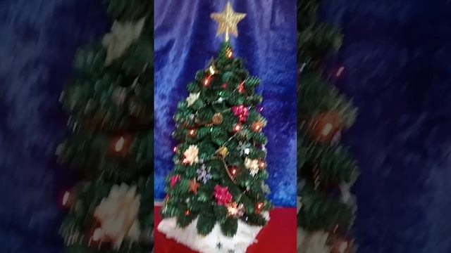 Ёлка из шишек.