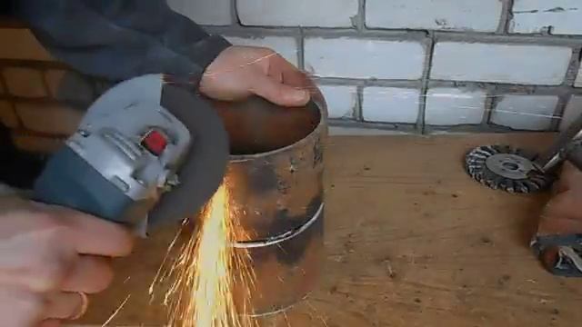 Подготовка кромок трубы болгаркой под просвет (фаска под просвет).mp4