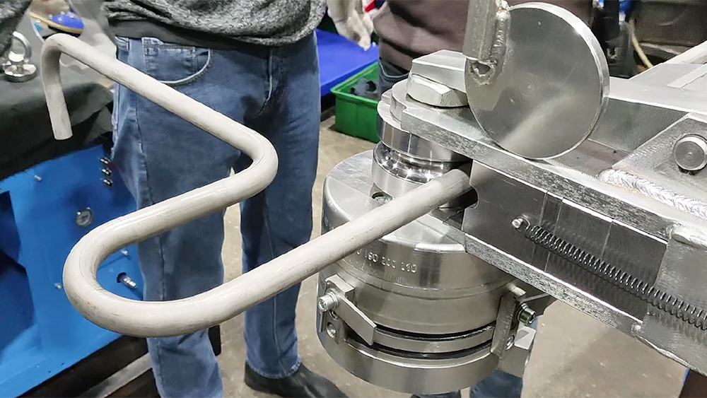 Ручной трубогиб для гибки нержавейки Гнем качественно трубу нержа D20х1,5 мм на  трубогибе PARTNER