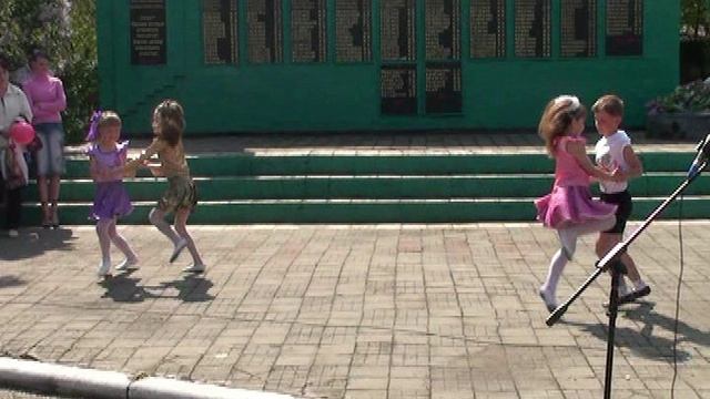 2010.05.09-День победы пос. Александровка 01  поздравление ветеранов и дарят танец (ЗОЛОТАЯ РЫБКА)