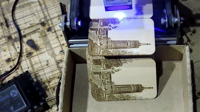 Выжигание сувениров на станке с автоподачей.