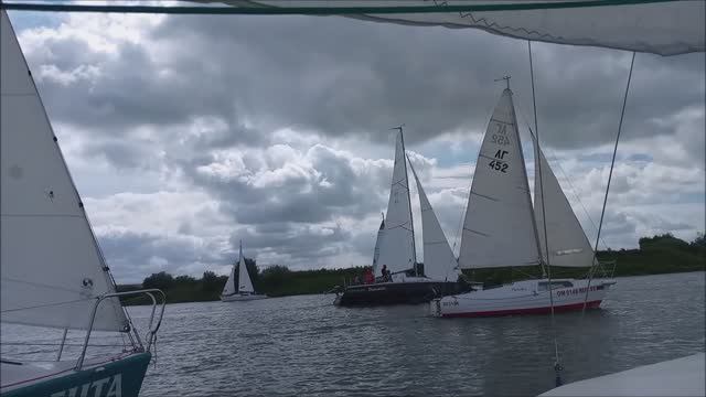 Регата и девчонки на лодках