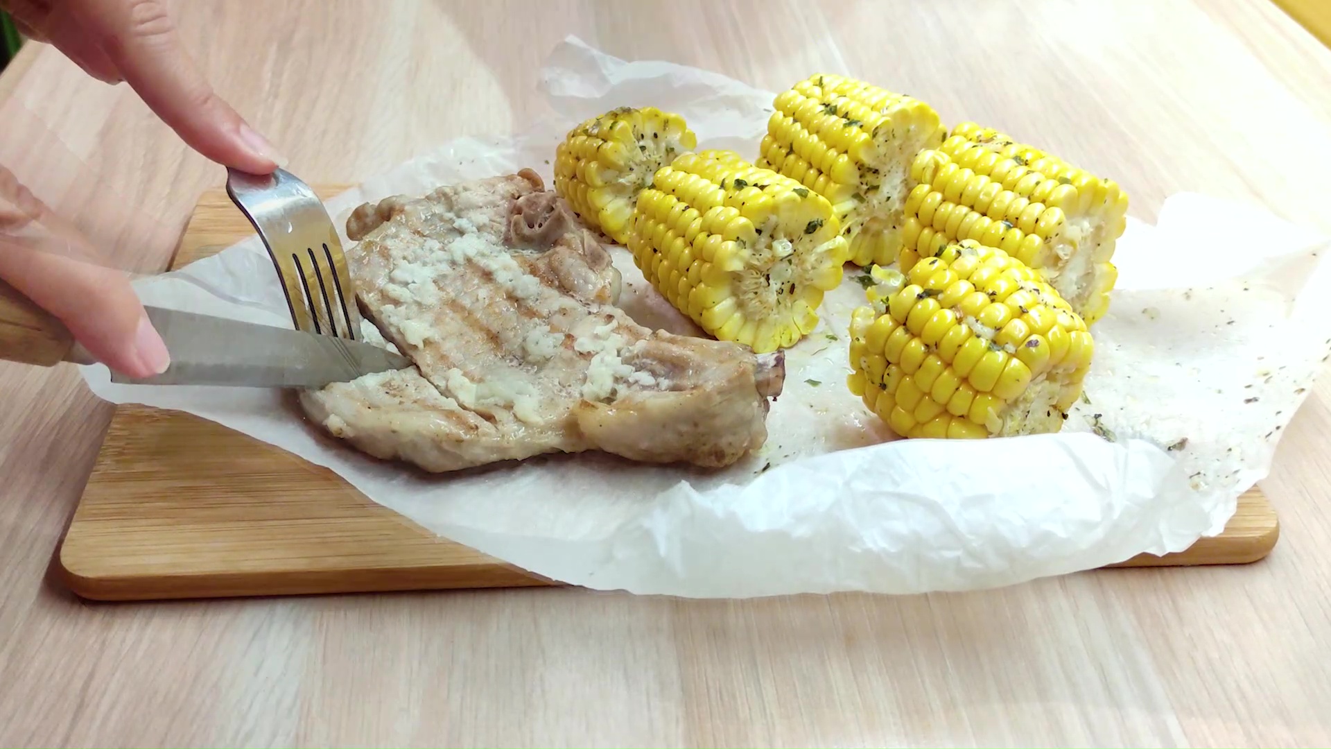 Свиные антрекоты с сочной кукурузой на гарнир