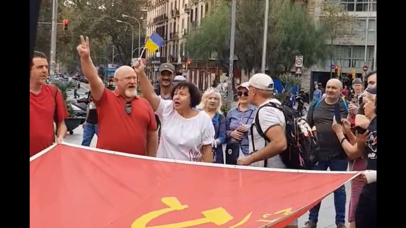 В Барселоне(Испания), местные развернули флаг СССР. 2022г.