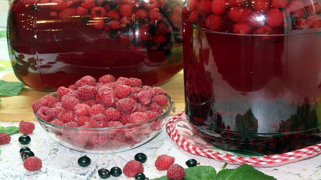 Компот из малины и чёрной смородины на зиму. Вкусный компот из ягод ассорти на зиму