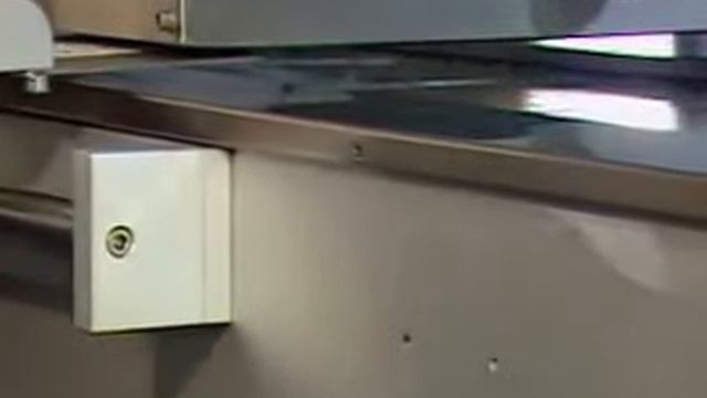 Этикетировка в термоформовочной машине-(240p25).webm