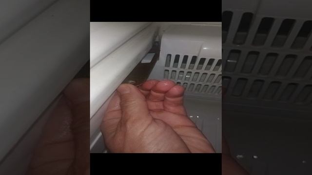 Снятие полки в холодильнике Самсунг с защелки