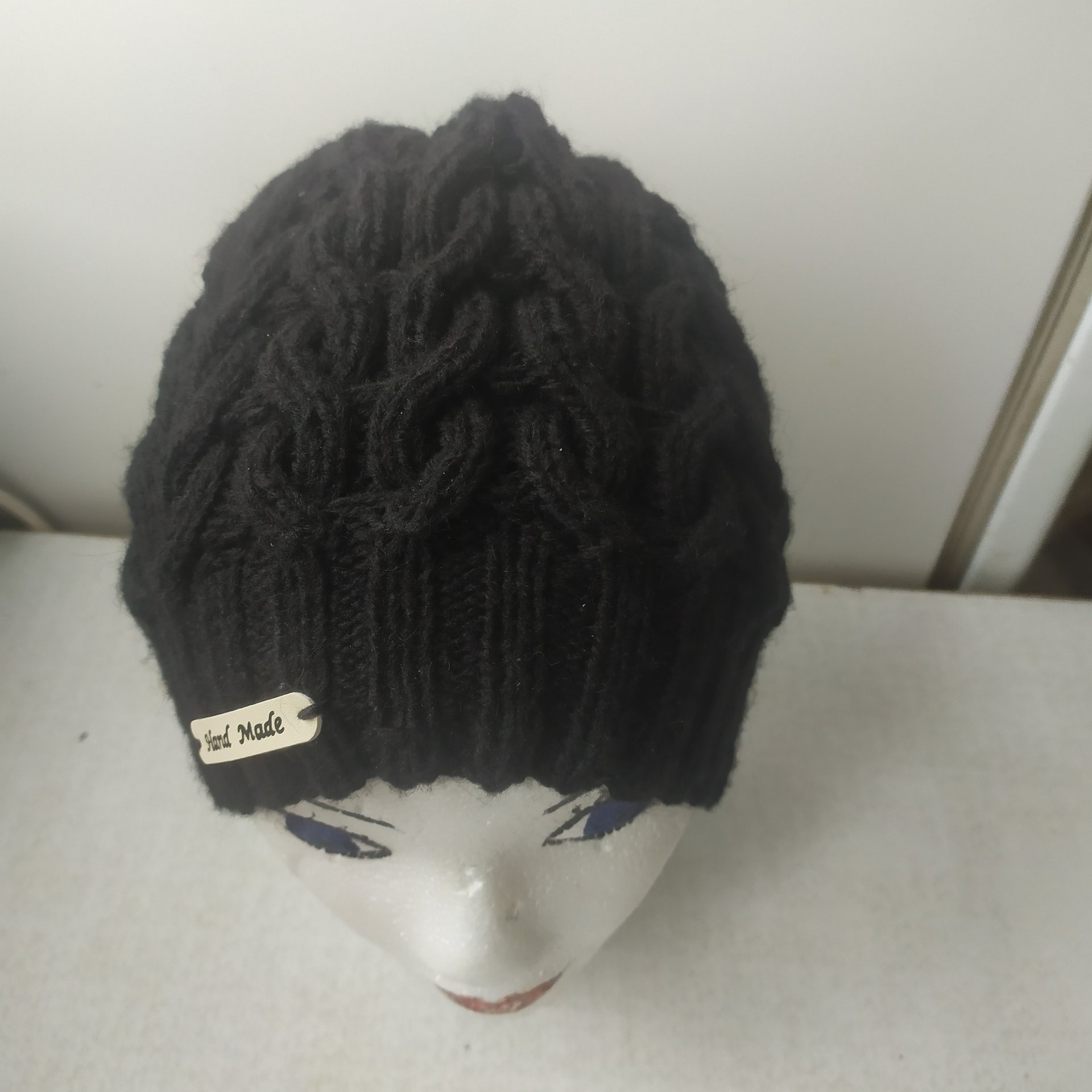 ШАПКА С ОБЪЕМНЫМИ КОСАМИ СПИЦАМИ.