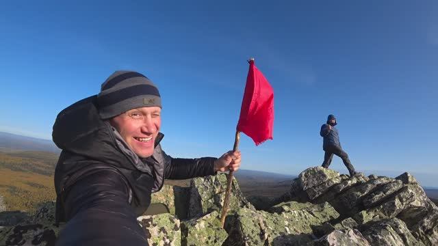 Лиса на Майской поляне.Откликной гребень.Двуглавая сопка.поход Таганай.часть4.
