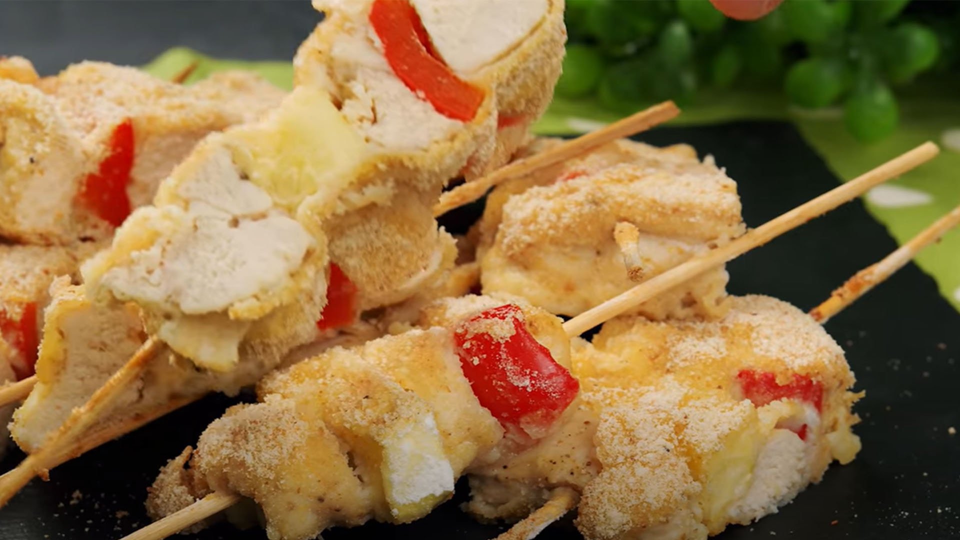 Курочка «Хрустящее наслаждение» с овощами на шпажках.