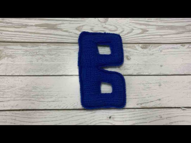 Вязаная буква «В».