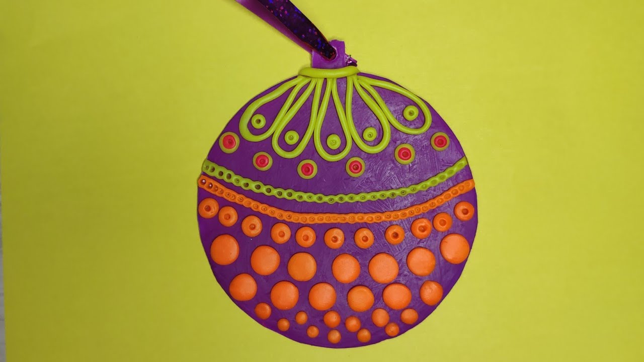 Как слепить из пластилина новогодний ёлочный шарик на картоне.