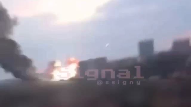 Мощный взрыв момент ракетного удара по Львову.