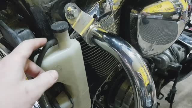 Куда девается жидкость из расширительного бачка системы охлаждения мотоцикла сразу после ее замены.