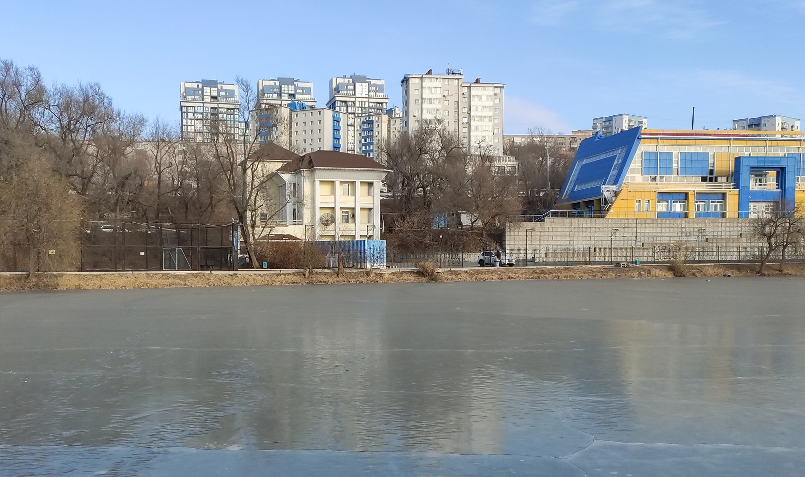 Чан покрылся льдом . Владивосток