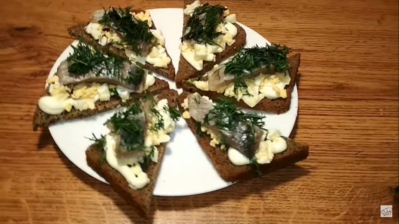 Бутерброды с селедкой к праздничному столу.