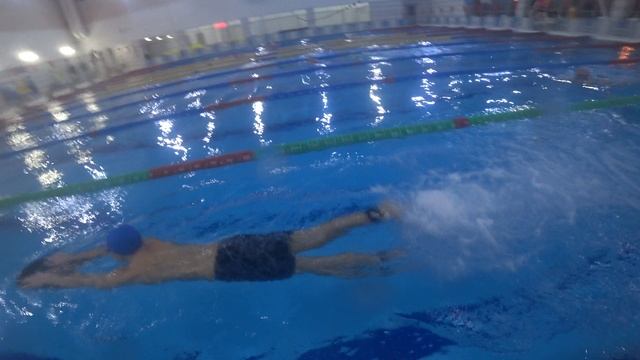 Плаваем ноги кроль с отягощением