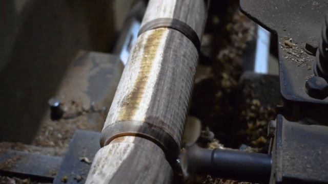 Дерево, превращающее обычные пиломатериалы в красивую ножку деревянной лестницы.