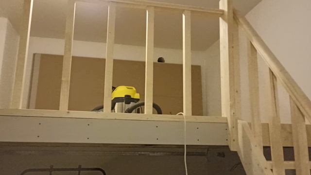 Антресольнвй этаж, второй ярус под отделку гипсокартоном в квартире от застройщика ПИК. Лестница.