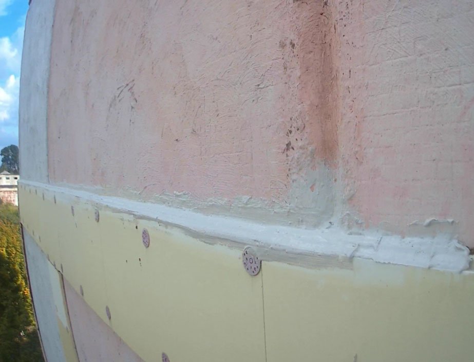 Промышленный альпинизм. Осень 2021 г.  Замазываю щель между стеной и утеплением