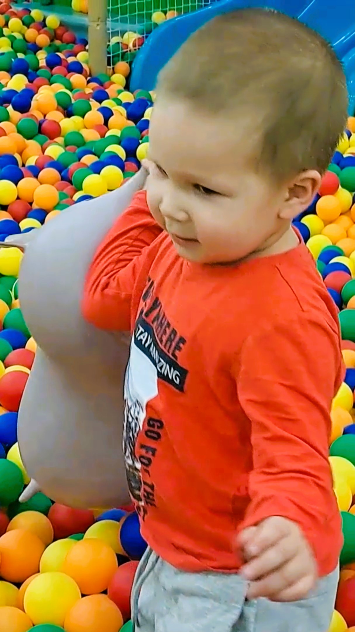 Ребенок играет на детской площадке