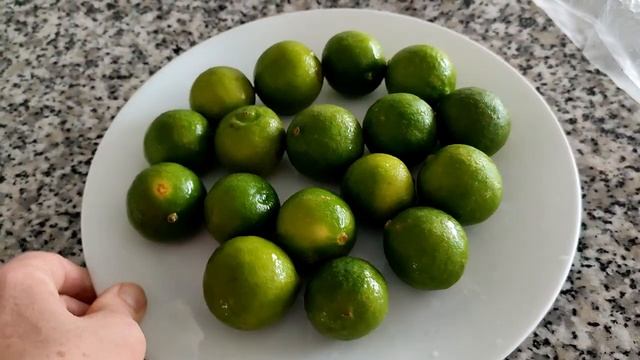 Домашняя зарисовка_ новый хлеб и вид на океан из окна квартиры