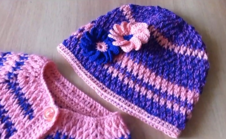 Шапочка рельефным узором крючком.