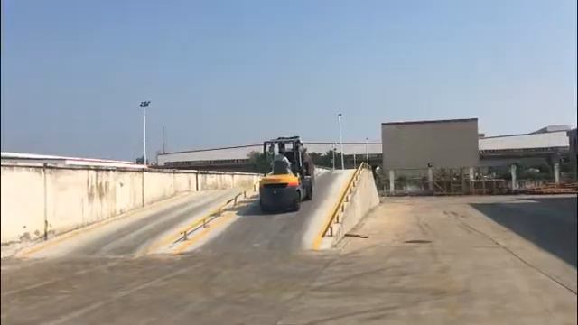 Вилочный погрузчик TEU - преодолевание наклона