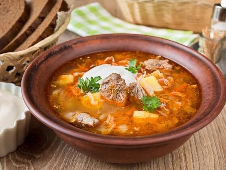 Экономное меню. Щи с говядиной. Картофель в аэрогриле. Овощной салат из огурца и капусты.
