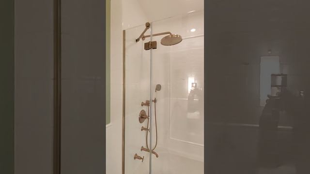 Шторка на ванну из стекла