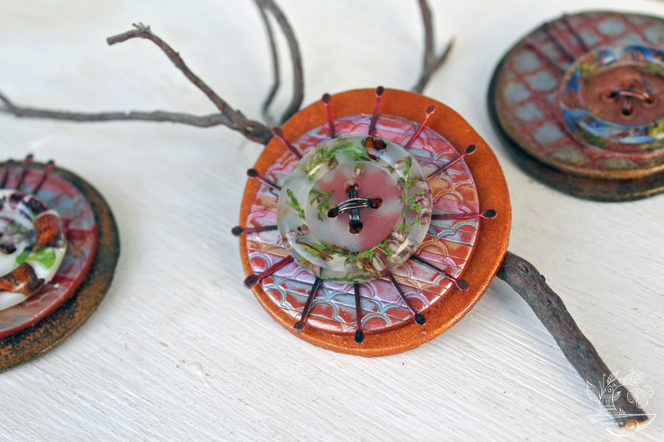 Брошь «Пуговица», часть 1 (всего понемногу: полимерная глина, PanPastel, акриловые краски, медь, рас