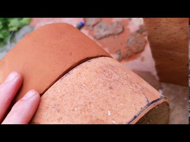 Делаем гидроизоляцию, режем и шлифуем кирпич, укладываем первый кирпичный слой печи (день 61-62)