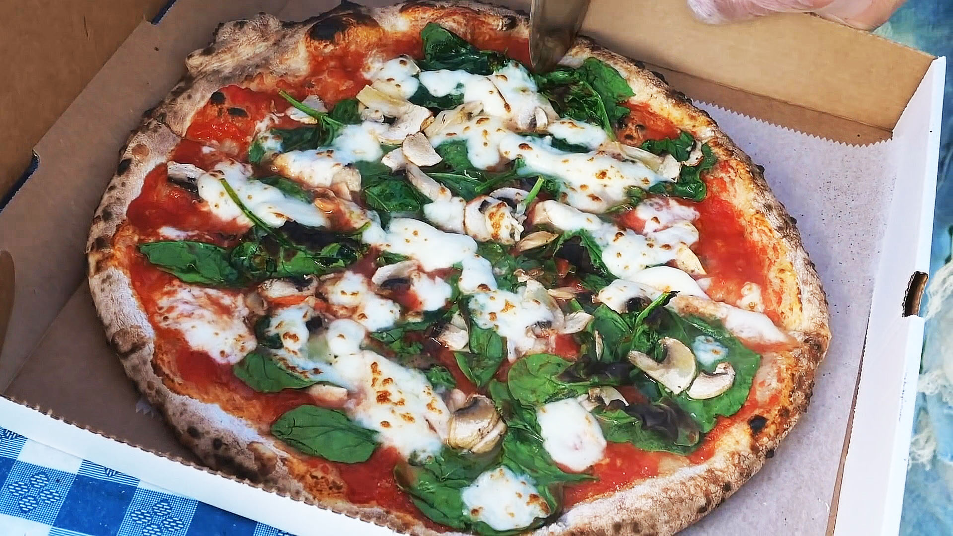 Приготовление пиццы на улицах Нью-Йорка  (сыр, грибы, креветки)