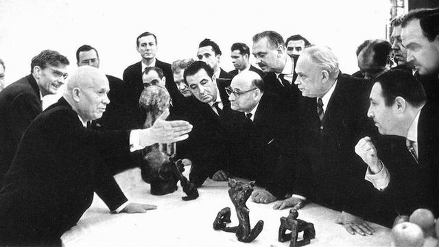 Хрущев признал свои перегибы в отношении культуры и покаялся в них.