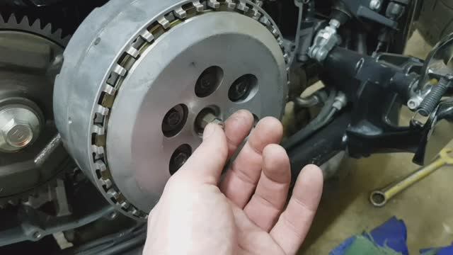 Часть 2 из 5-ти: Замена сцепления на M109R / M1800R - регулировка "грибка" и затяжка болтов крышки.