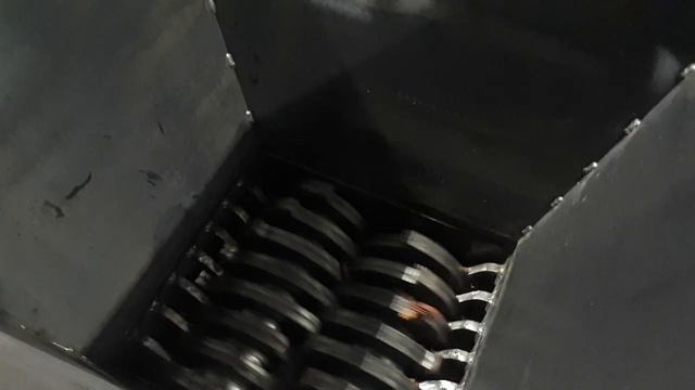 Измельчитель для коры шредер двухвальный дробление измельчение коры на шредоре ИШМ-220.mp4