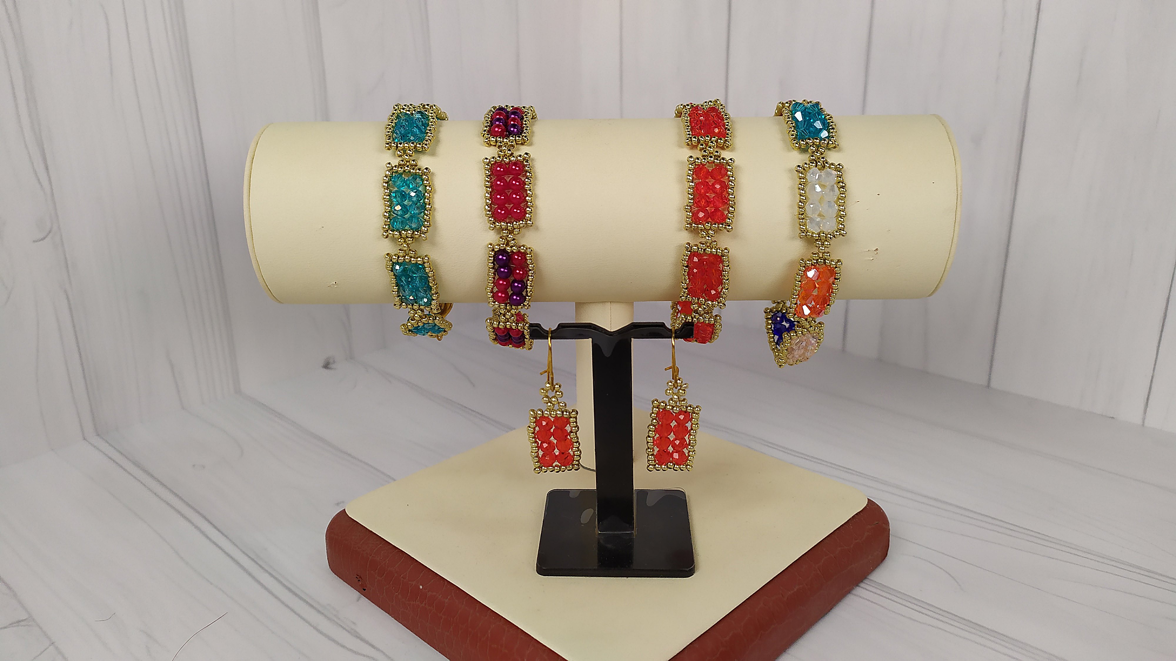 Украшения из бисера .Работы из бисера. Браслет из бисера.