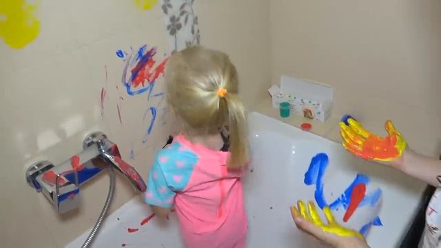 СОФИЯ НАШЛА ИНТЕРЕСНОЕ ЗАНЯТИЕ. ИГРЫ С КРАСКАМИ. СОФУНЬЯ ШАЛУНЬЯ(Перезалив)