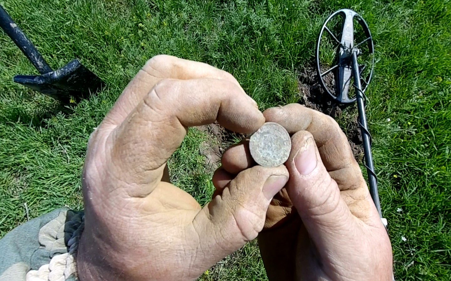 Держись округа! Буду копать! Нашёл монетку!