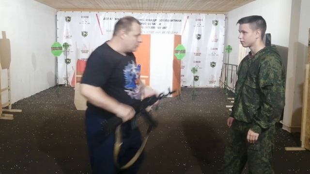 Удар и защита от удара магазином автомата