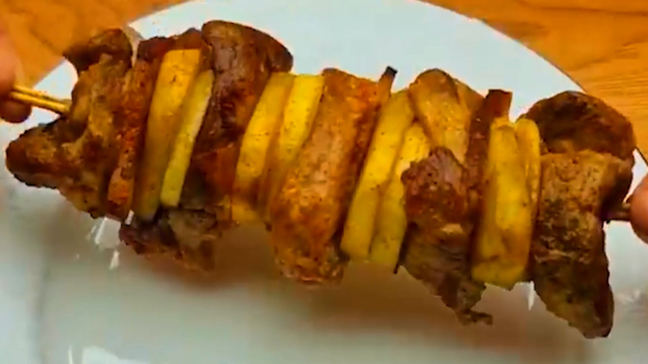 Шашлык из Свинины в Духовке Правильный Рецепт для Вечернего Ужина с Вкусным Соусом