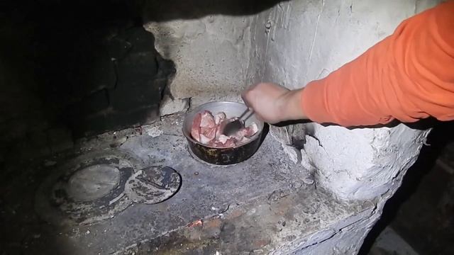 Ночь в затерянной избушке. Готовим ужин при свечах.