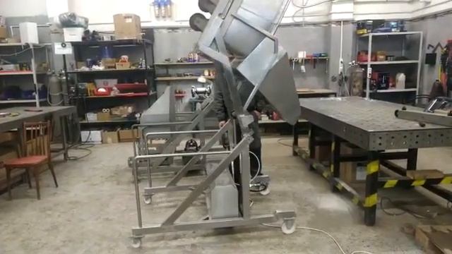 Гидравлический подъёмник-опрокидыватель для чанов-тележек перекатной, Москва