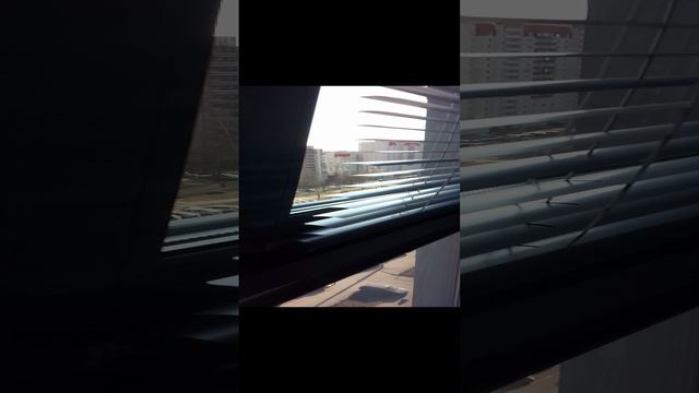 Горизонтальные жалюзи на балконный блок, цвет серебро