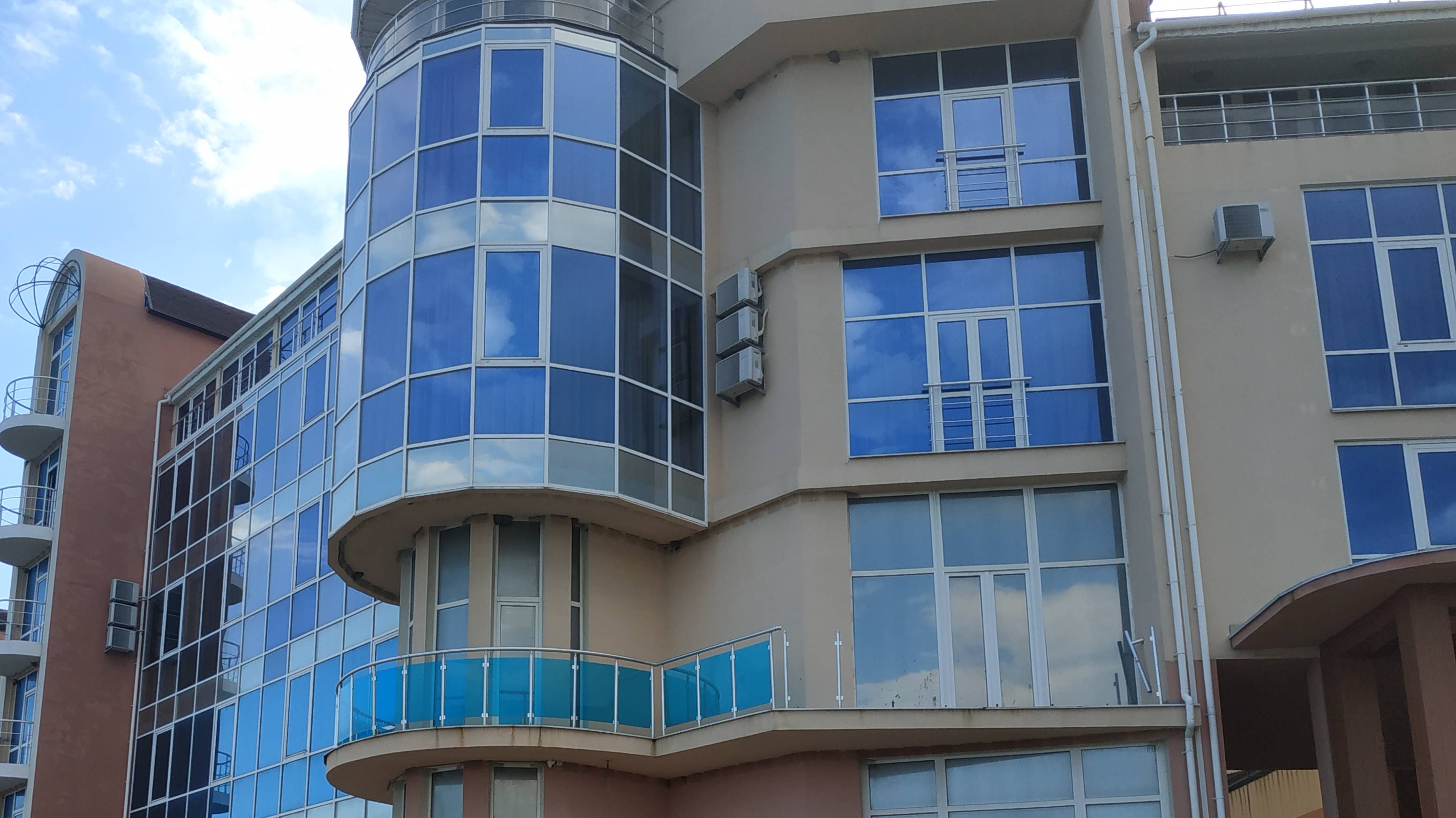 Апартаменты 850м2, р-н. малый Маяк г.Алушта посёлок Чайка, ул.Багрова, дом №12. +7978-90-90-900