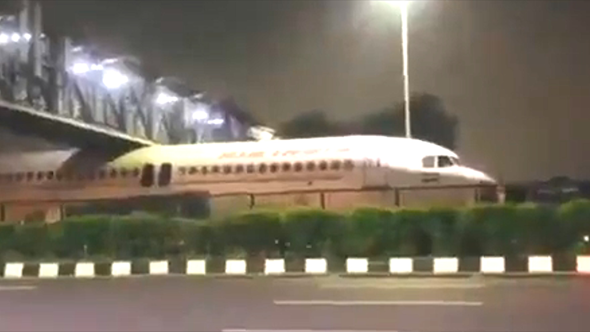 В Индии самолет застрял под мостом, новый мост глупости.mp4